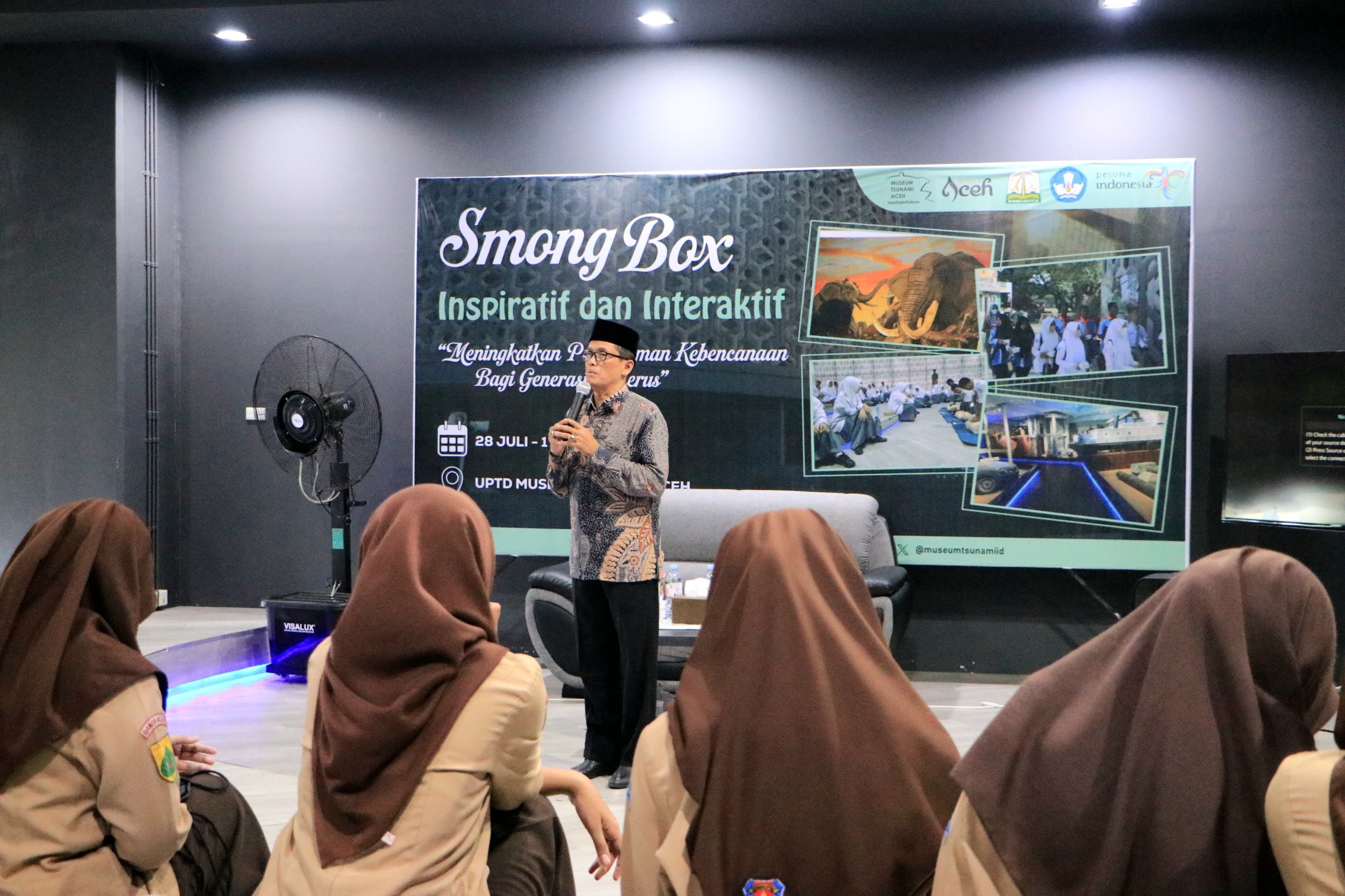 Sejumlah Siswa Belajar Observasi dan Evakuasi di Gelaran Smong Box